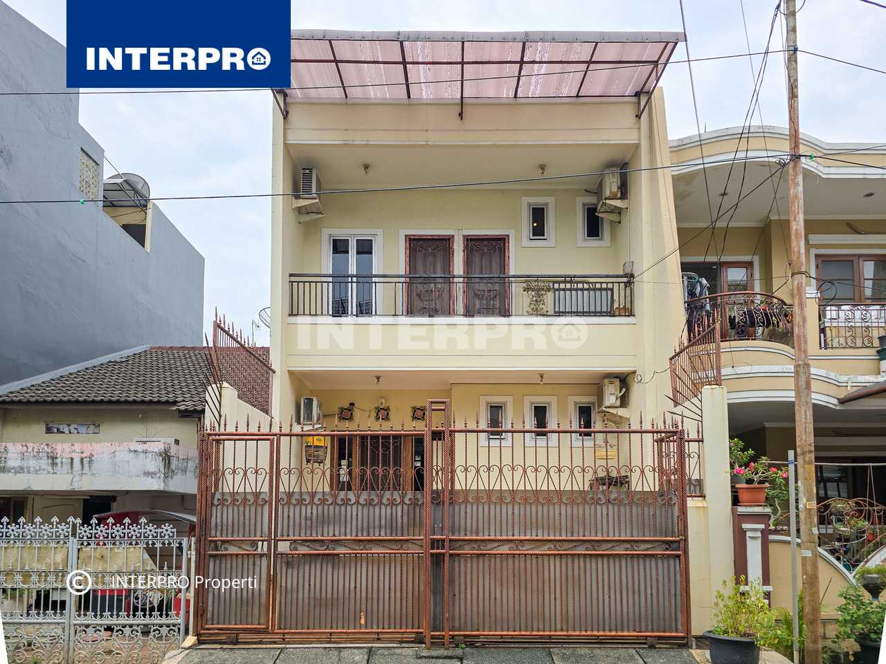 Rumah dijual Semi furnished 2,5 lantai Green Garden LT 90m2
